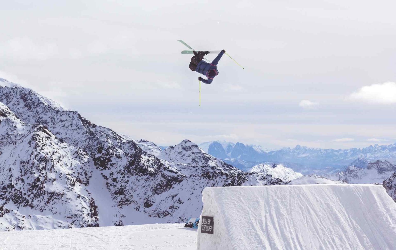 Freeride Vs All Mountain Skis: The Pros and Cons of Each